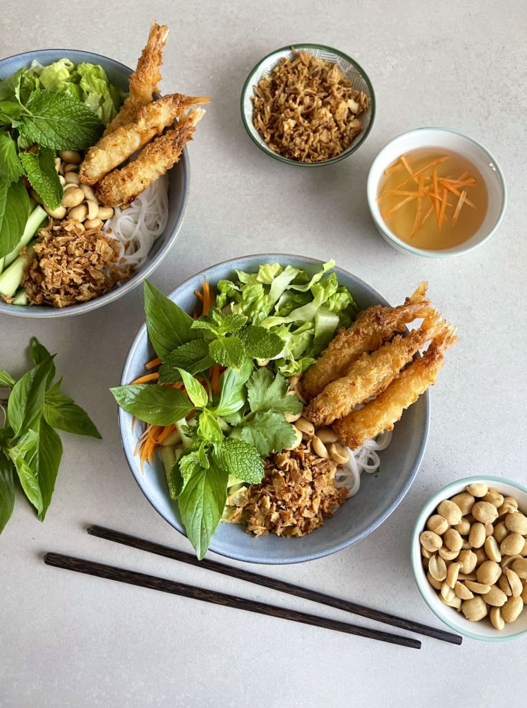 Vietnamesisk inspirerede salat med tempura rejer - Mygreenkitchen
