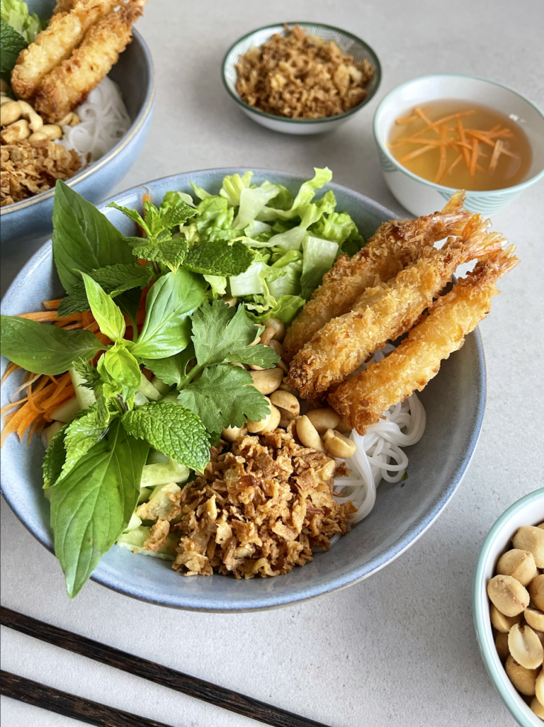 Vietnamesisk inspirerede salat med tempura rejer - Mygreenkitchen